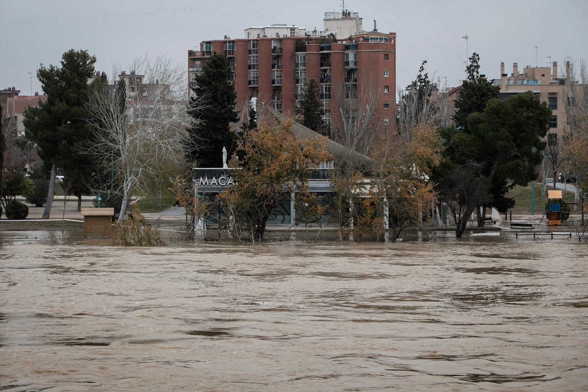 Zaragoza aguanta la crecida del Ebro pese al gran caudal de la riada ...