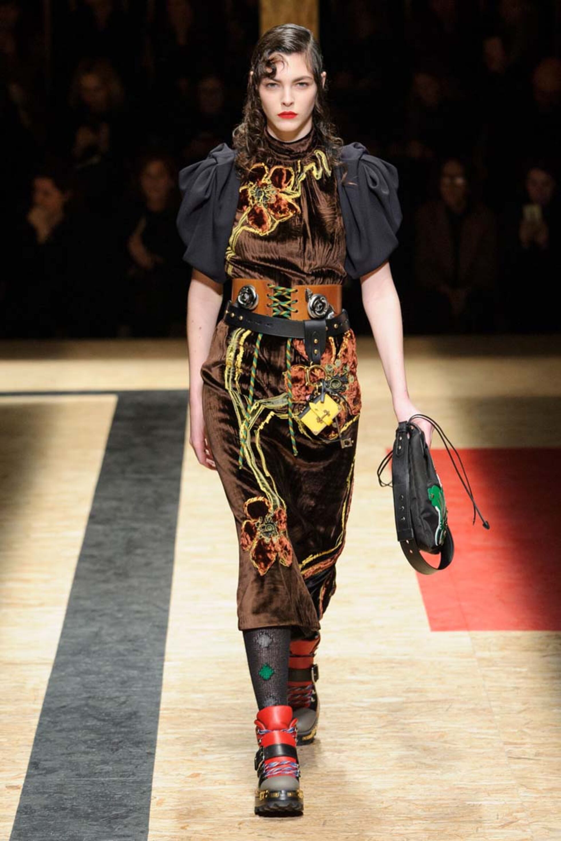 Las chicas marineras de Prada se ponen el corsé | Fotos | Pasarelas de ...