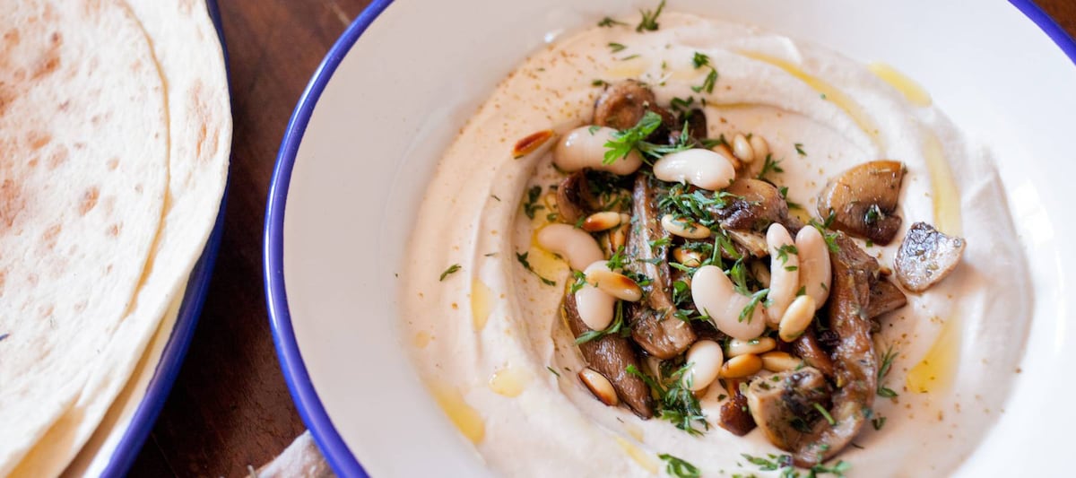 Hummus de judía blanca con setas salteadas | Recetas | Gastronomía | EL ...