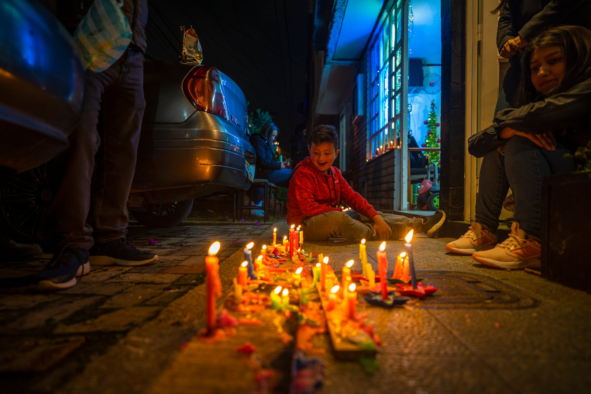 El ‘Día de las velitas’ ilumina los barrios de Bogotá, en imágenes ...