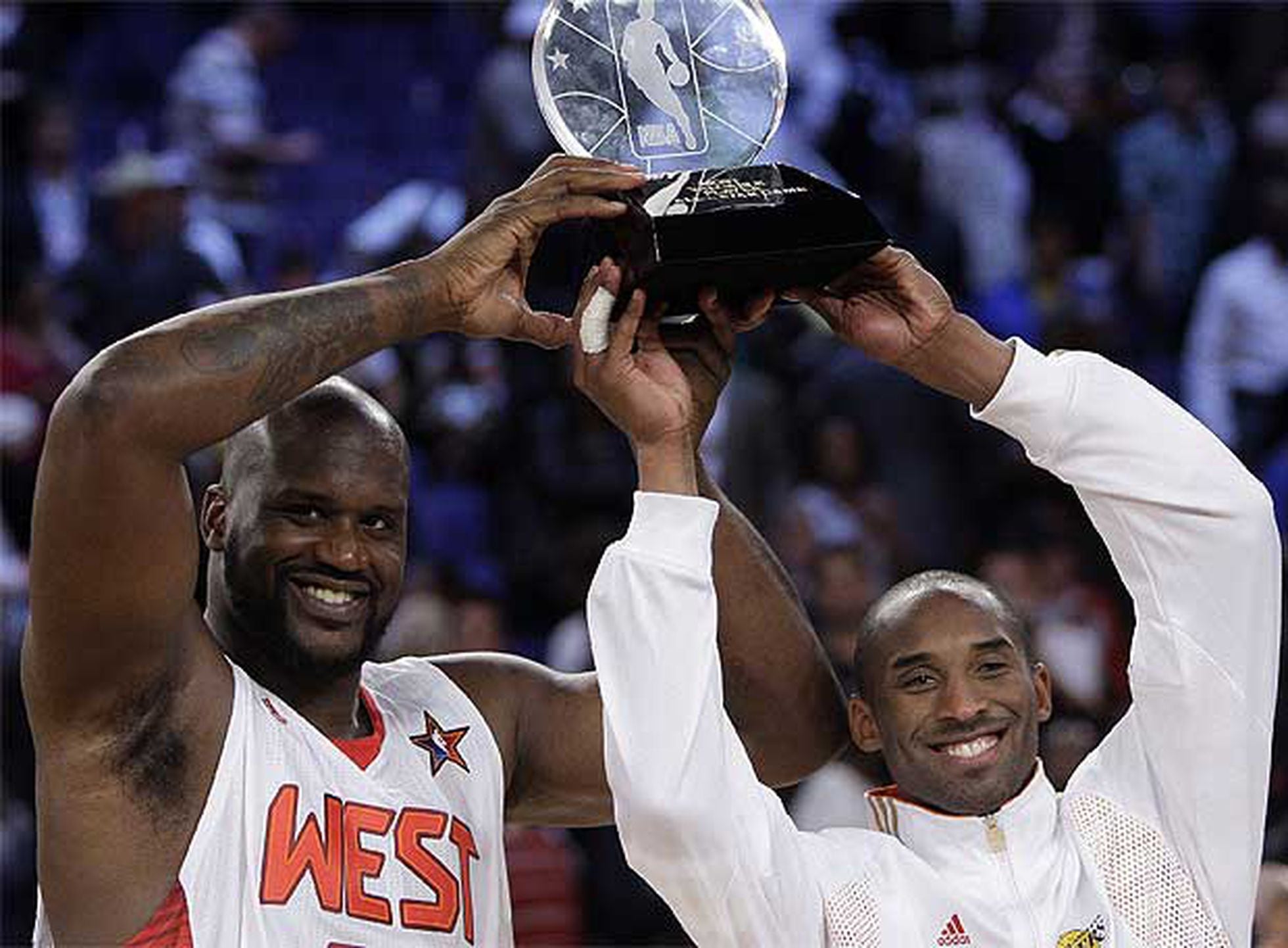 Shaquille O'Neal y Kobe Bryant alzan el trofeo que les acredita como MVP del All Star ...