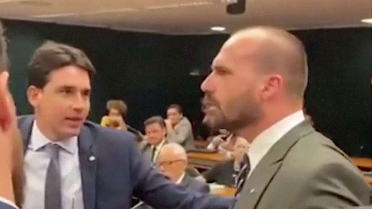 Vídeo | El hijo del expresidente Bolsonaro pierde los nervios en el Congreso | Vídeos | EL PAÍS