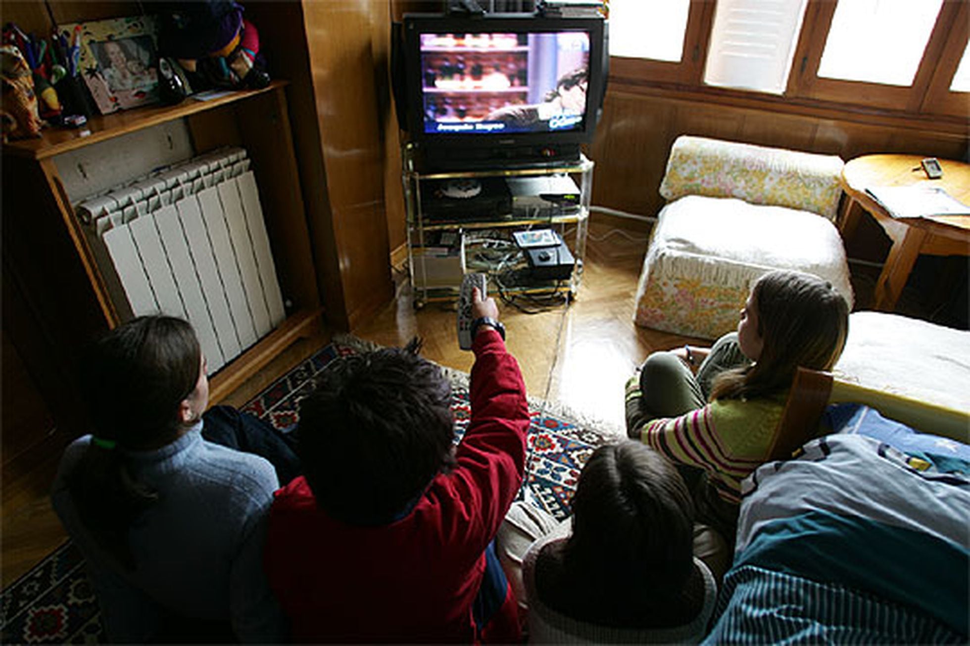 Niños viendo la televisión | Domingo | EL PAÍS