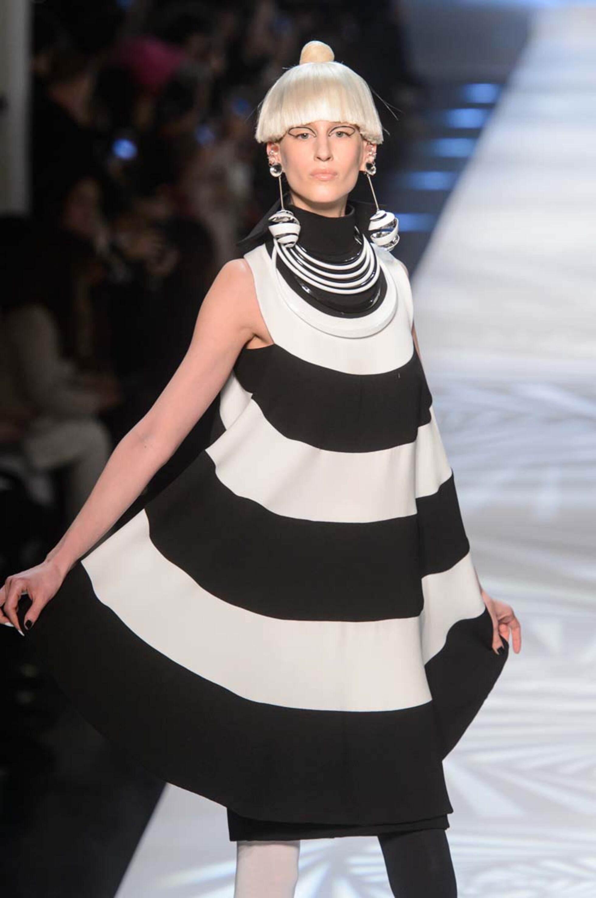 Jean Paul Gaultier homenajea a Pierre Cardin en un desfile lleno de ...