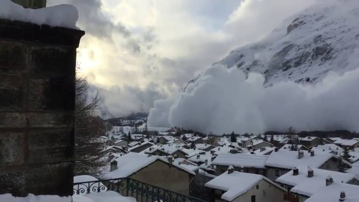 La espectacular avalancha en un pueblo de los Alpes y otros vídeos que ...