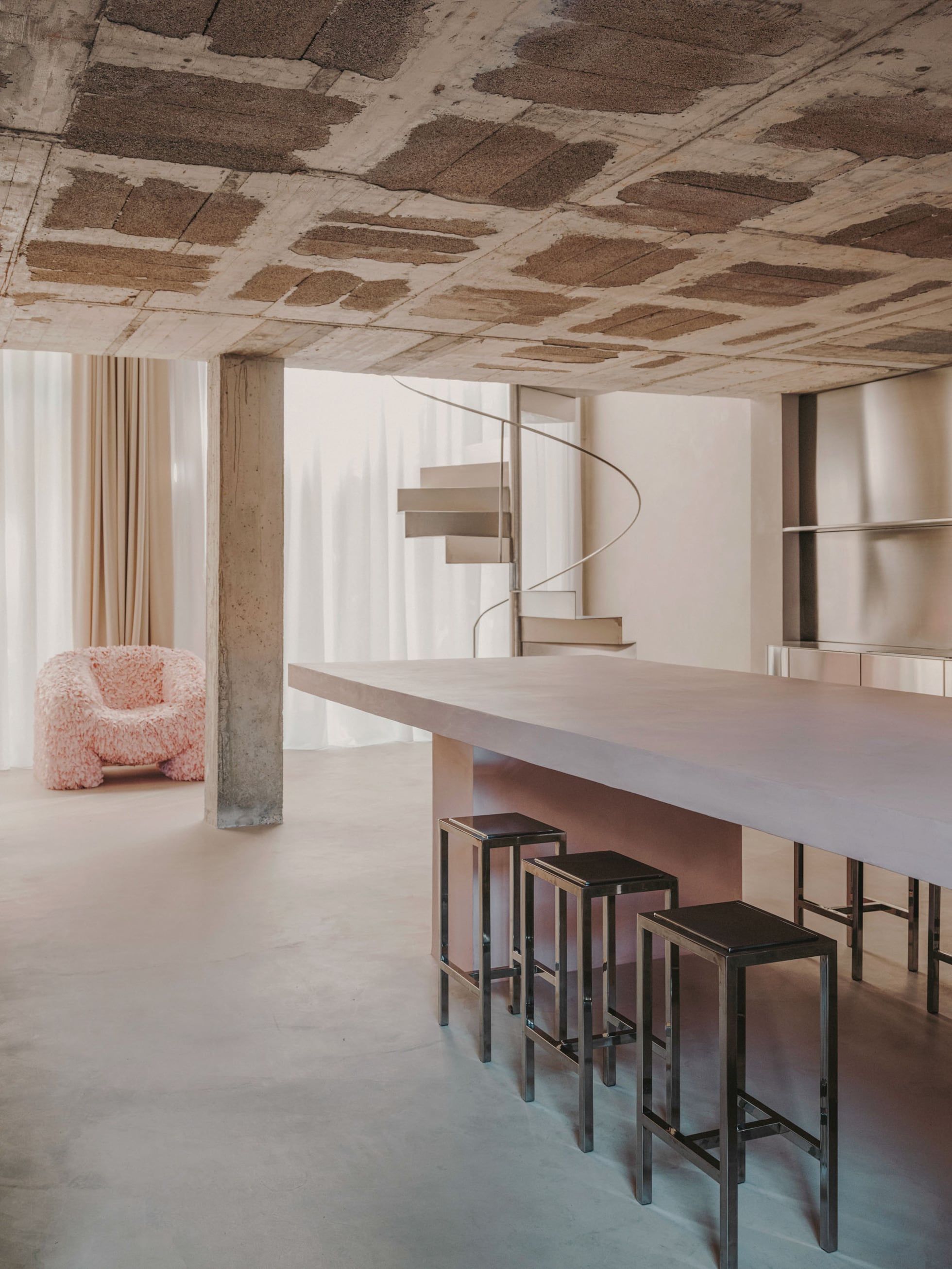 Una mesa gigante y rosa para los tiempos de Zoom: el estudio de Andrés ...