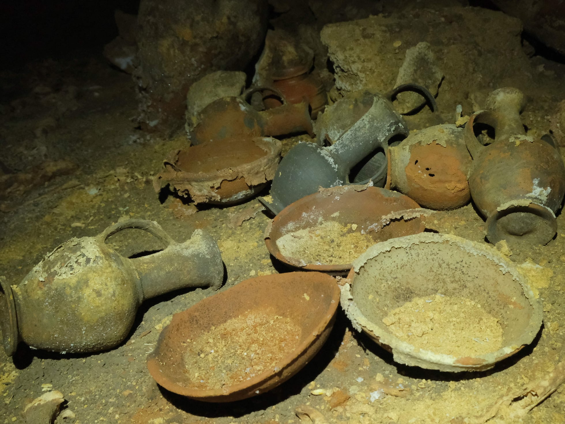 Descubierta por azar en Israel una cueva funeraria egipcia intacta ...