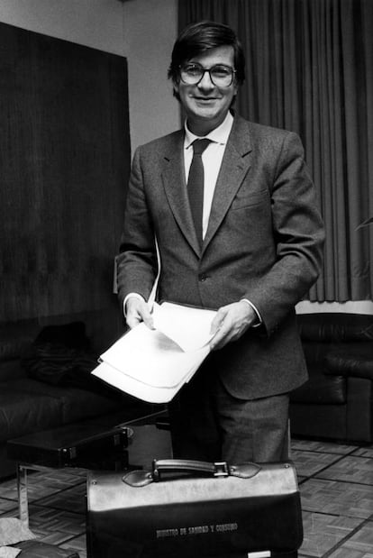 Ernest Lluch, las imágenes del exministro socialista | Fotos | Noticias ...