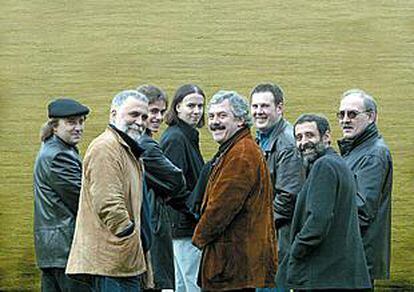 El octeto gallego de música tradicional "Milladoiro". PLANO MEDIO ...