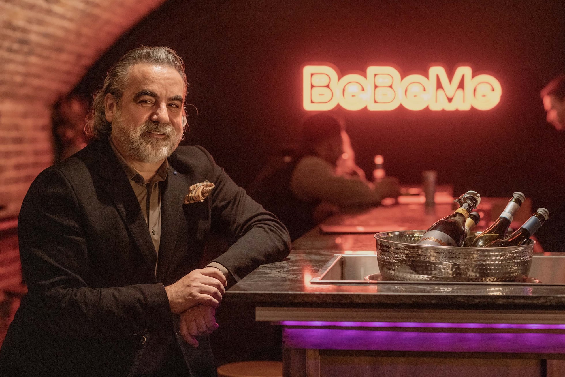 Comer en una iglesia o descubrir el cabaret del siglo XXI: Julio Bruno, el mago del ocio en ...