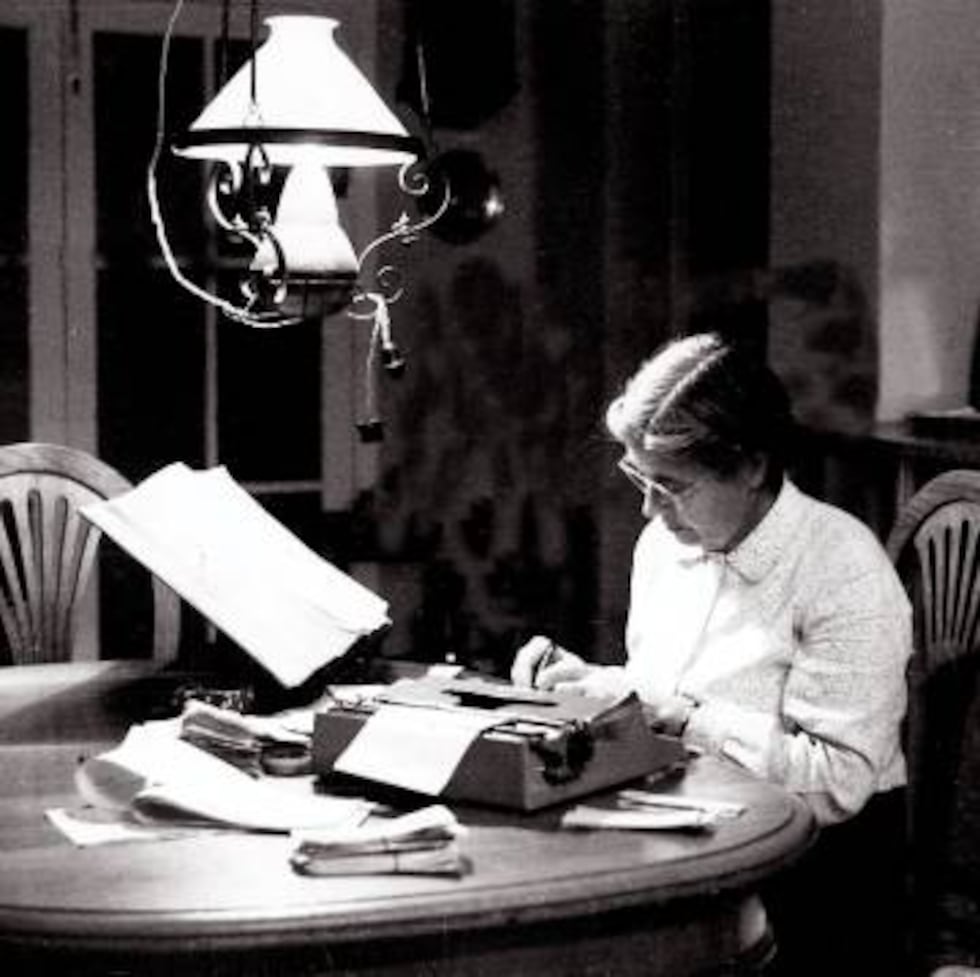 Homenaje a María Moliner, la mujer que construyó un diccionario con ...