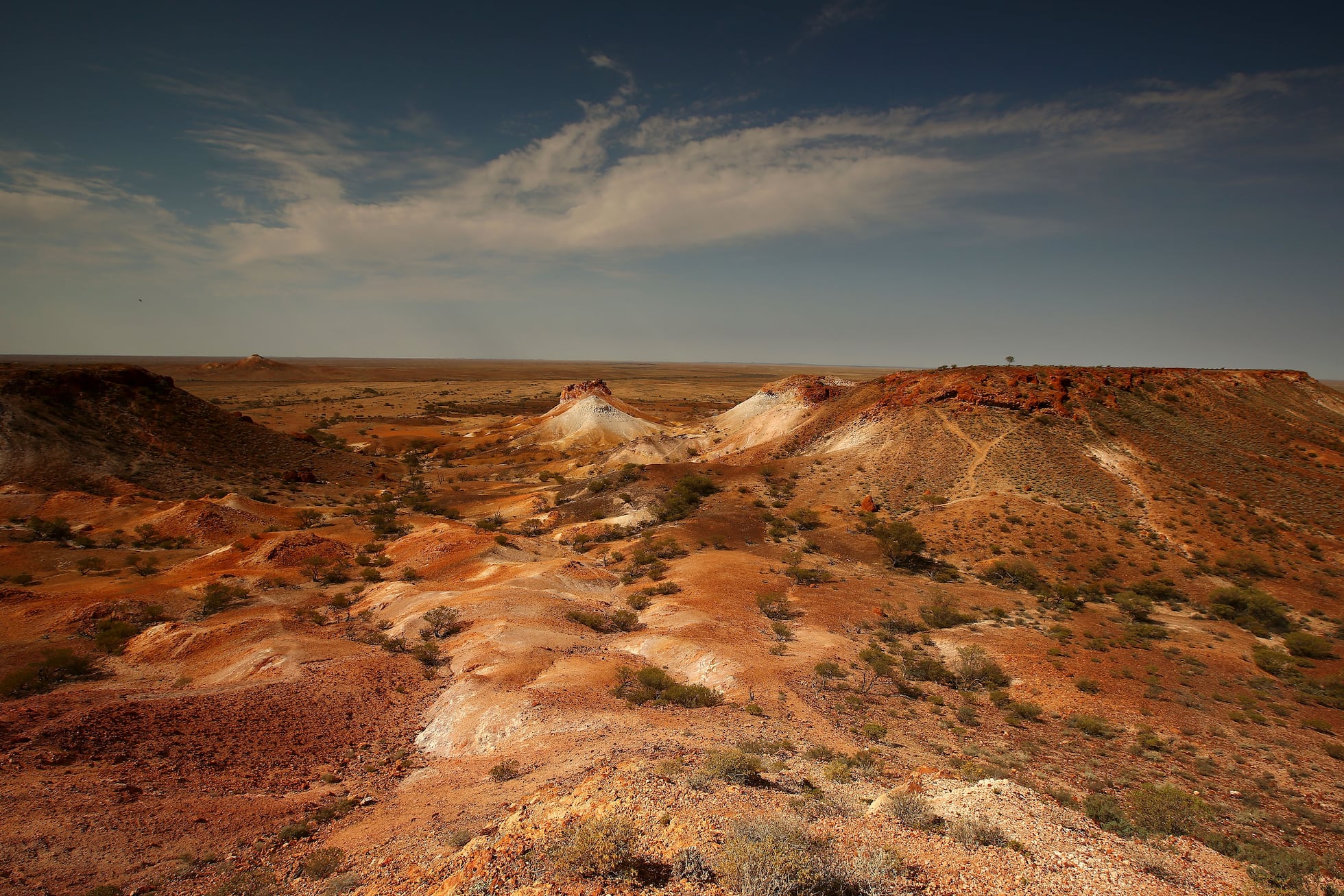 Por qué un pueblo australiano decidió enterrarse en el desierto ...