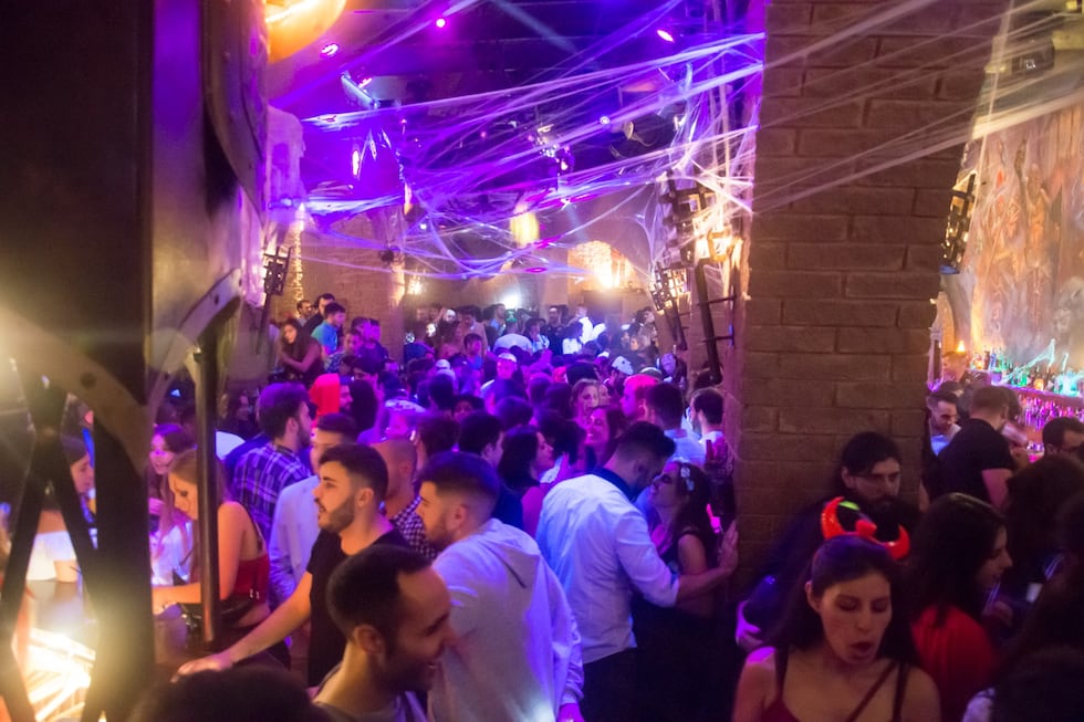La discoteca Merlín cierra tras 30 años de bailes en un castillo ...