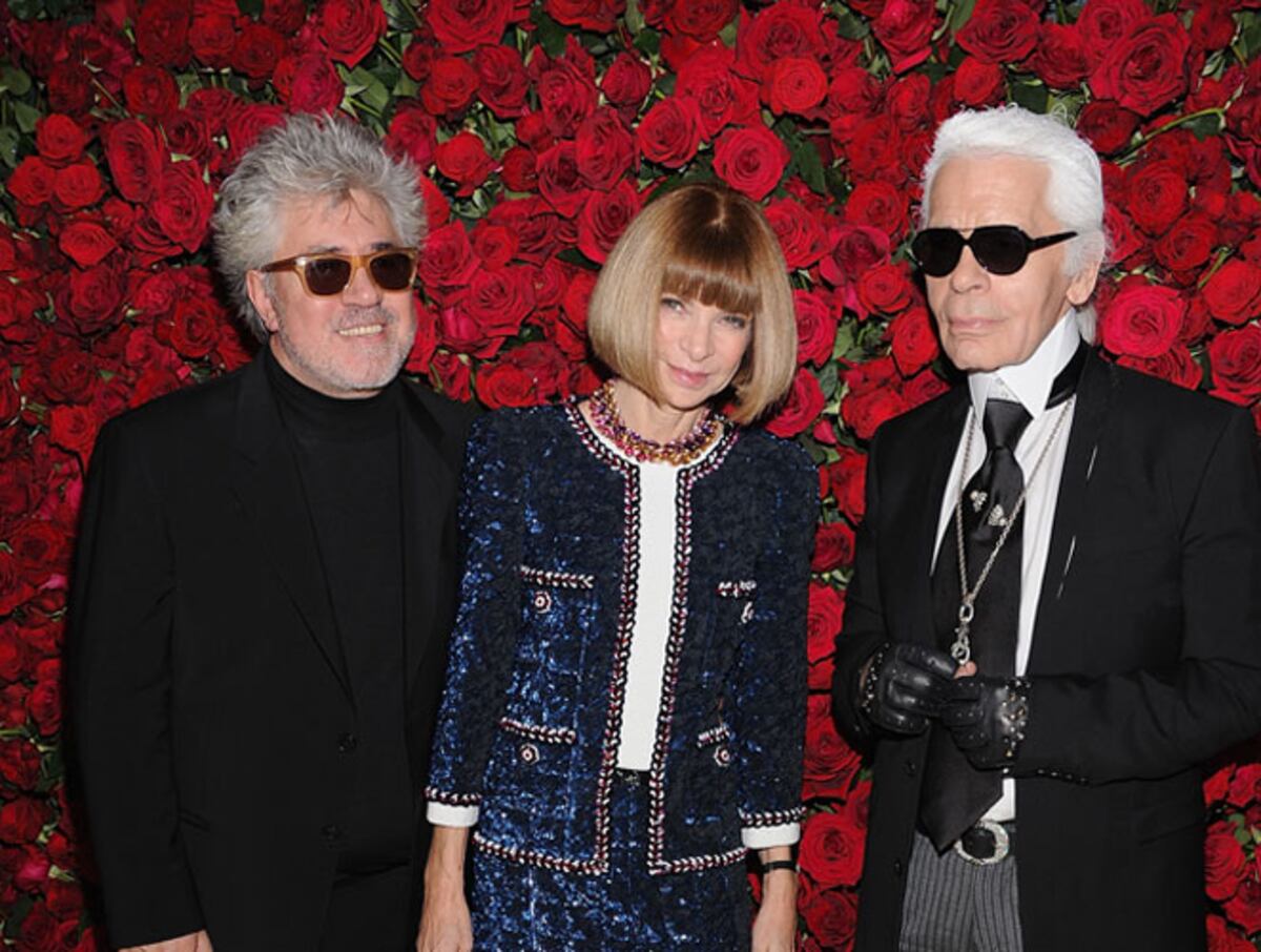 La flor y nata neoyorquina se viste de Chanel para homenajear a ...