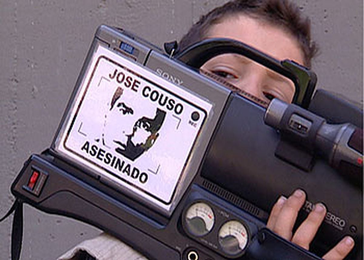 Pegatina en la cámara de un reportero en recuerdo de José Couso ...