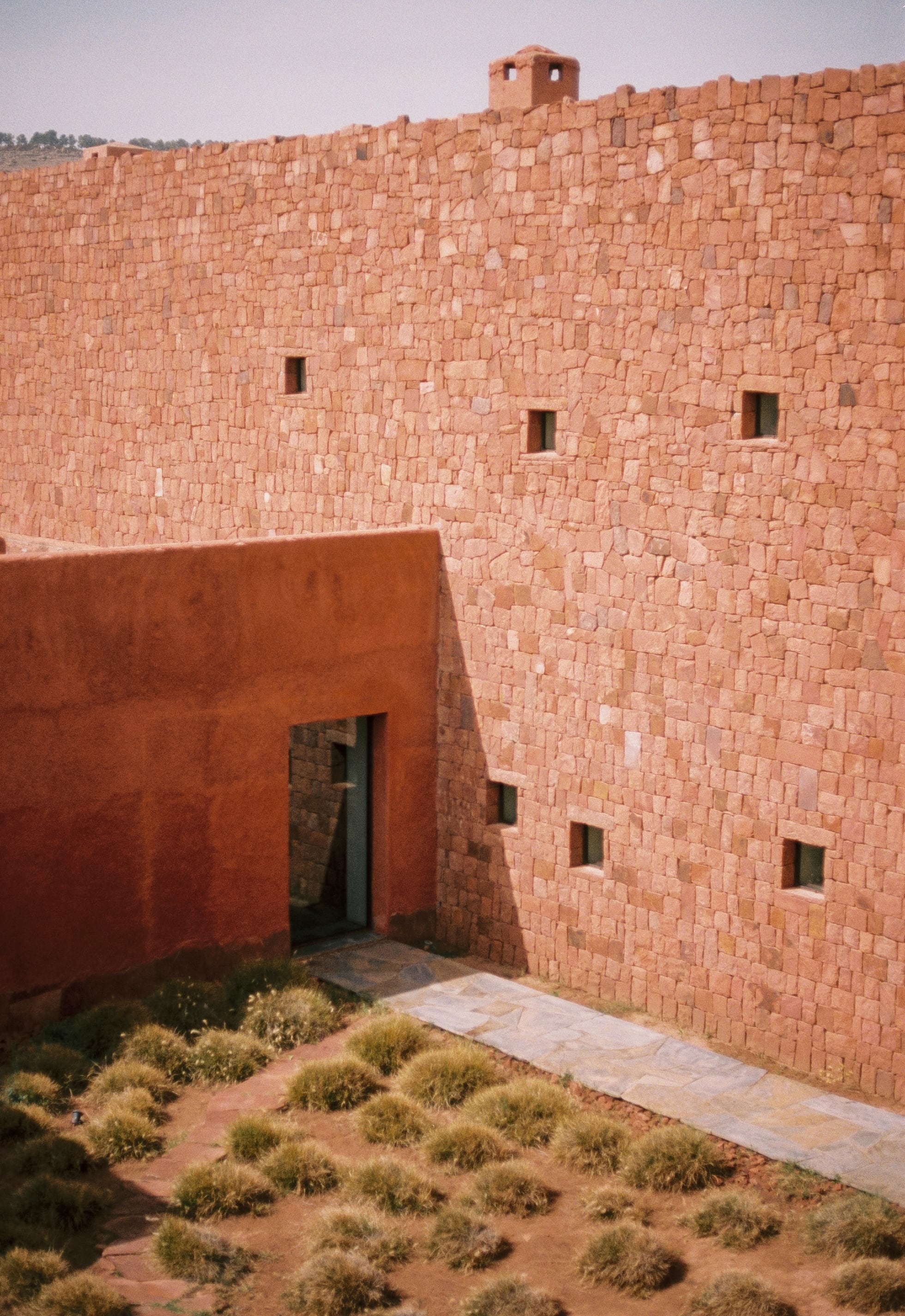 Minimalismo afilado, pero tradicional: así es el Marrakech de Studio KO ...