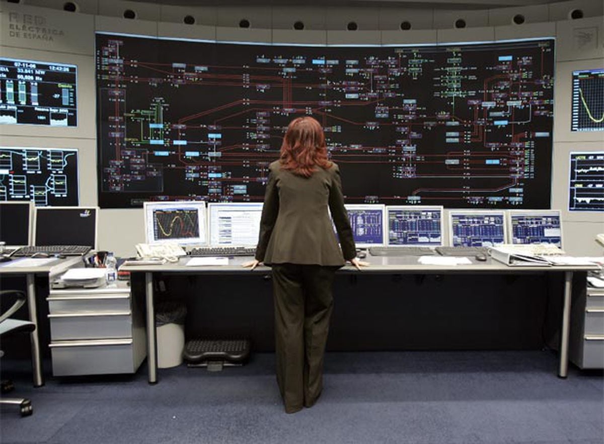 Responsable de Red Eléctrica Española supervisa el panel principal del ...