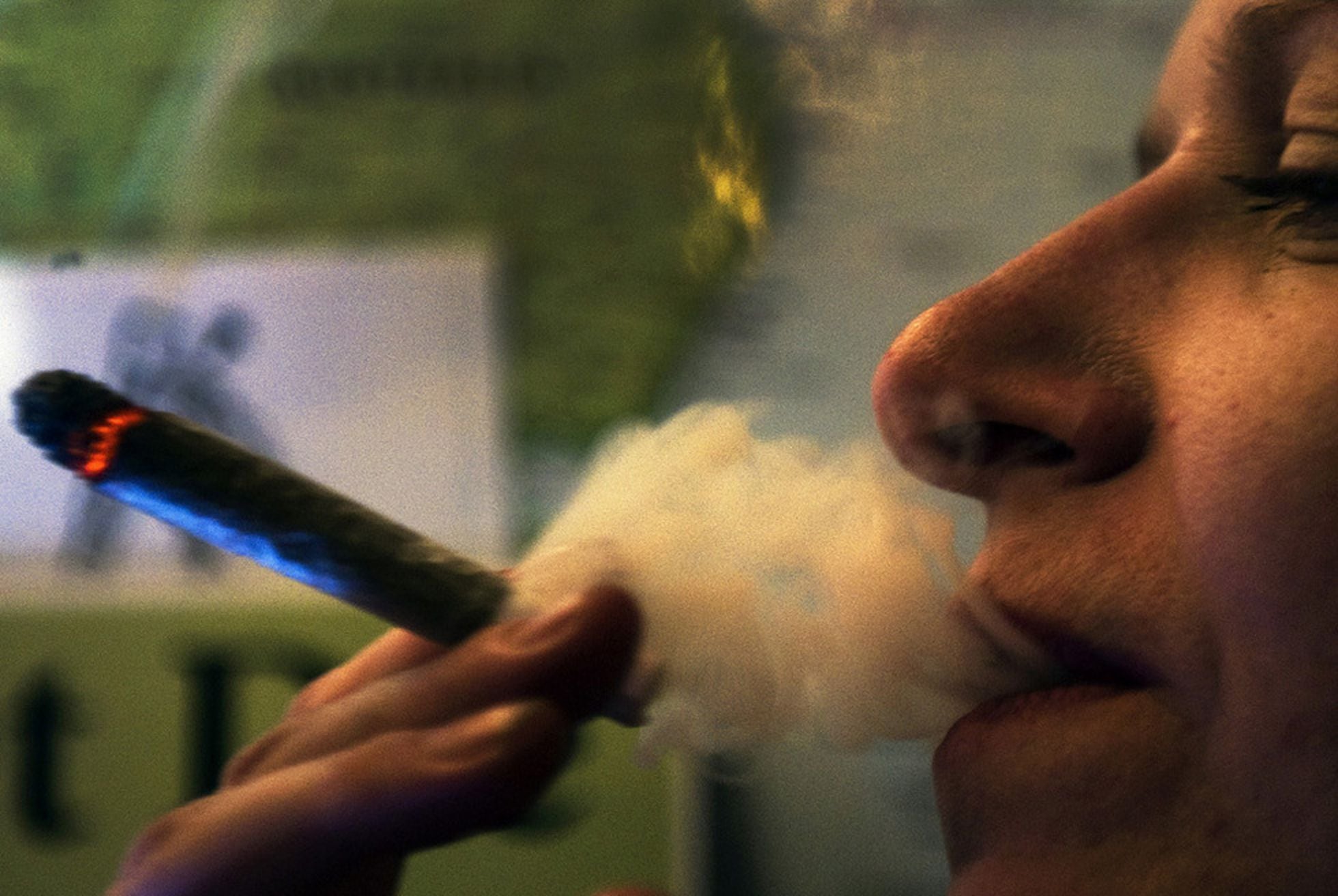 Fumando cannabis | Sociedad | EL PAÍS