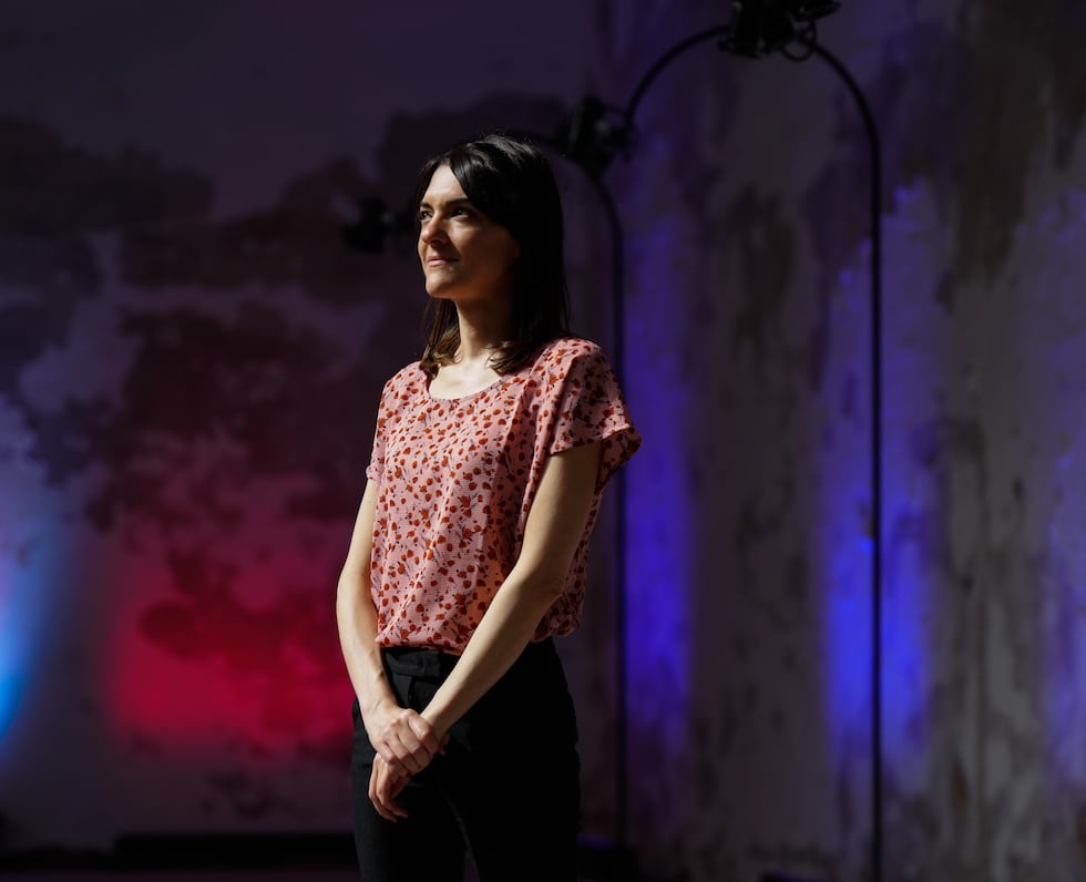 Cristina Araújo Gámir ‘mira A Esa Chica Una Excepcional Y Corrosiva Historia Sobre Una