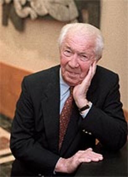 Christian de Duve, Premio Nobel de medicina - PLANO MEDIO - RETRATO ...