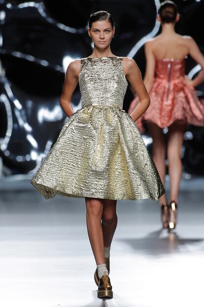 Los vestidos metalizados de Maya Hansen | Fotos | Pasarelas de Moda | S ...