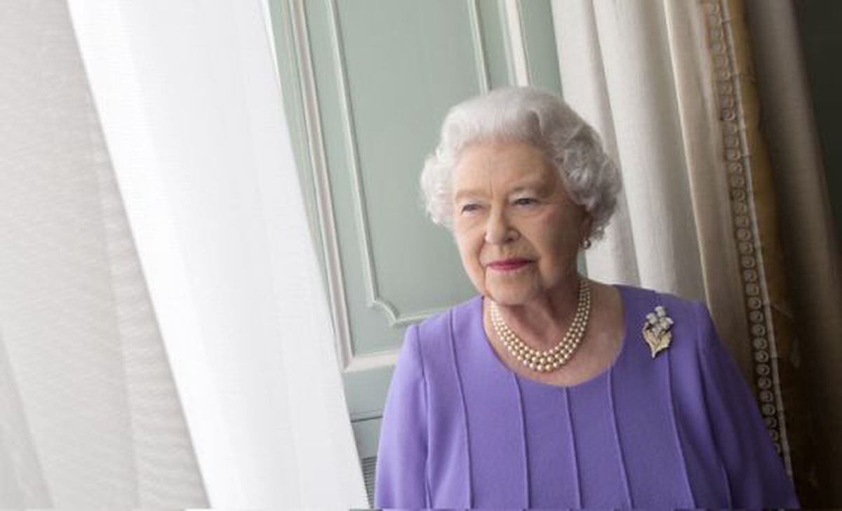 Isabel II luce para su nueva foto oficial el emblema de Escocia | Gente ...