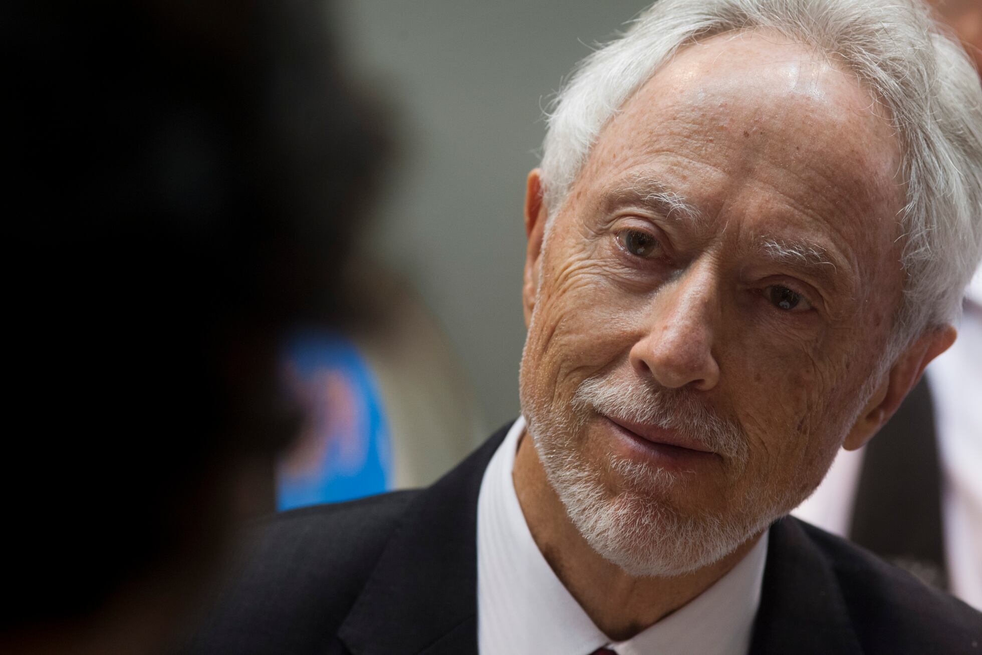 Macrogranjas: Coetzee abre el debate sobre la necesidad de mostrar a ...