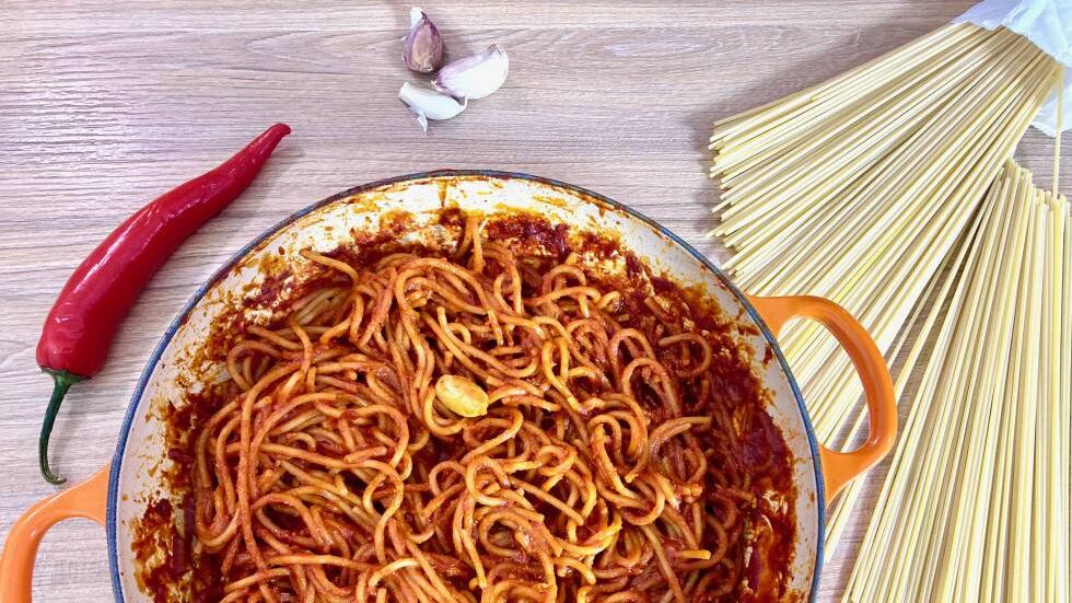 Espaguetis a la asesina: la receta de pasta que no se cuece en agua ...