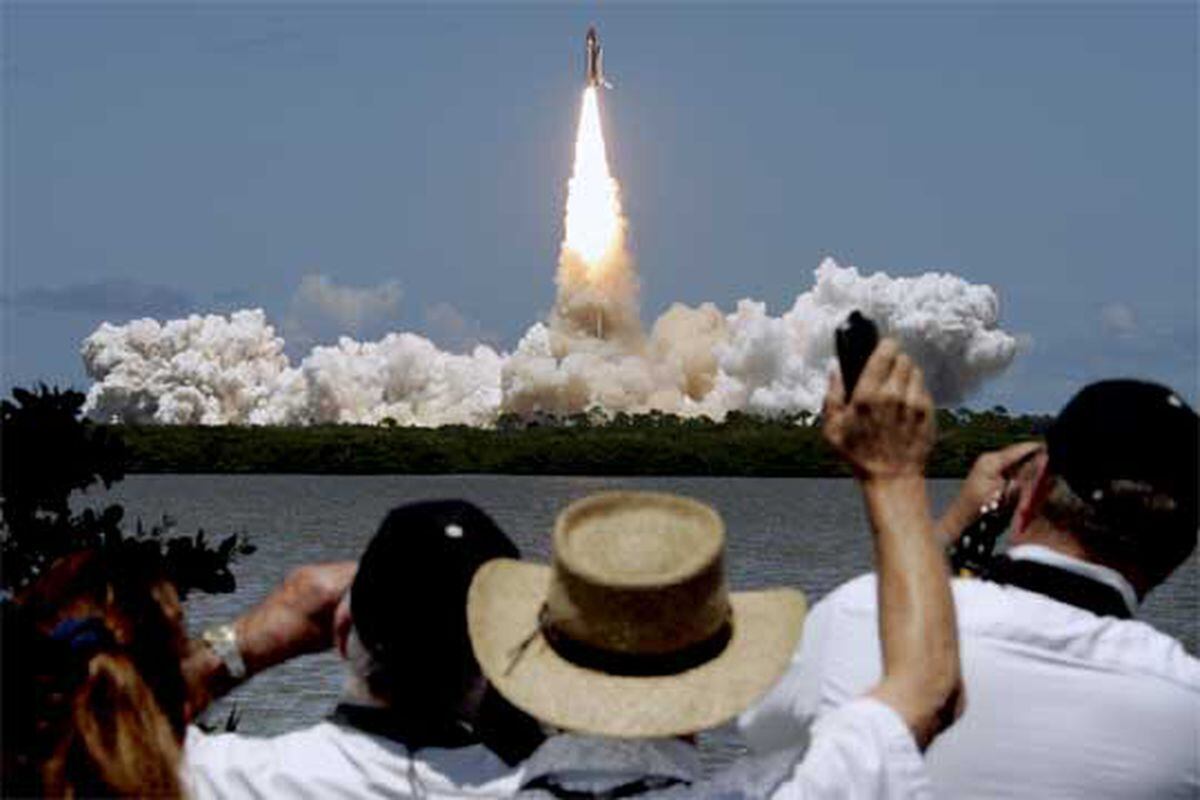 Un grupo de espectadores observa el despegue del Discovery en Cabo ...
