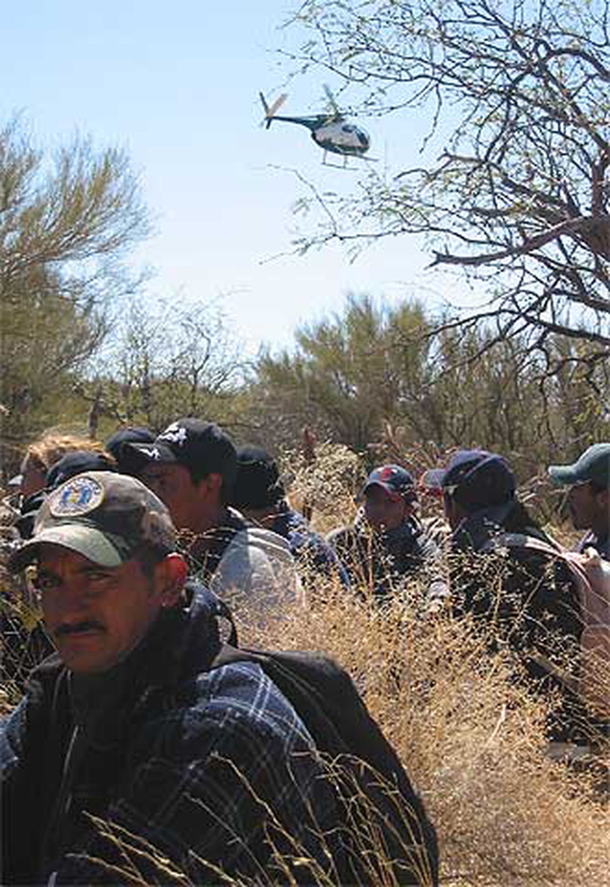 Inmigrantes tras haber logrado cruzar la frontera | Domingo | EL PAÍS