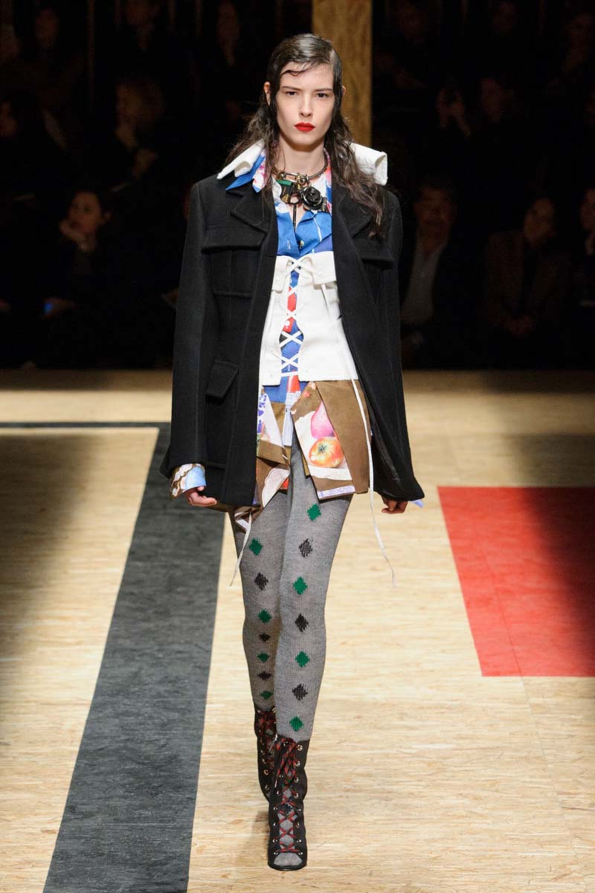 Las chicas marineras de Prada se ponen el corsé | Fotos | Pasarelas de ...