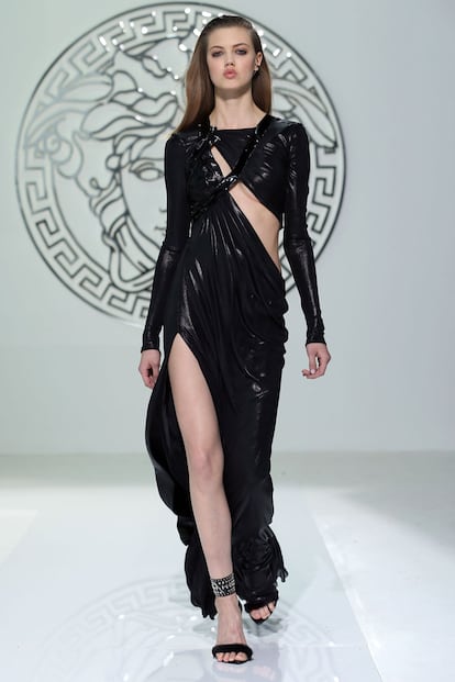 Versace: modelos futuristas y cuellos de espinas | Fotos | Pasarelas de ...