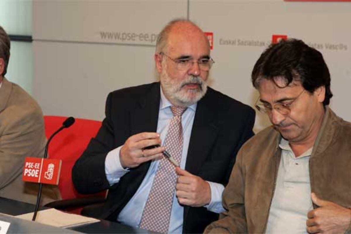 El parlamentario socialista Jesús Loza, junto a alcaldes y cargos del ...