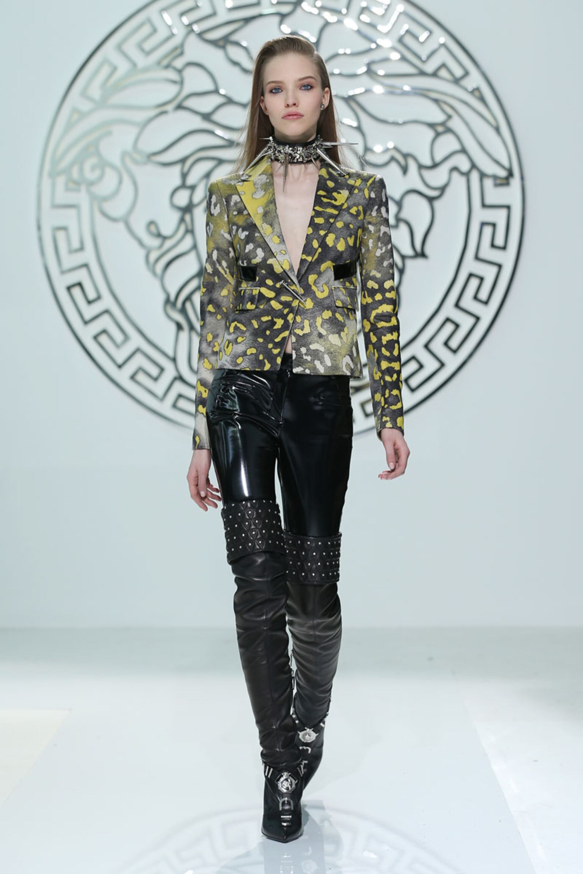 Versace: modelos futuristas y cuellos de espinas | Fotos | Pasarelas de ...