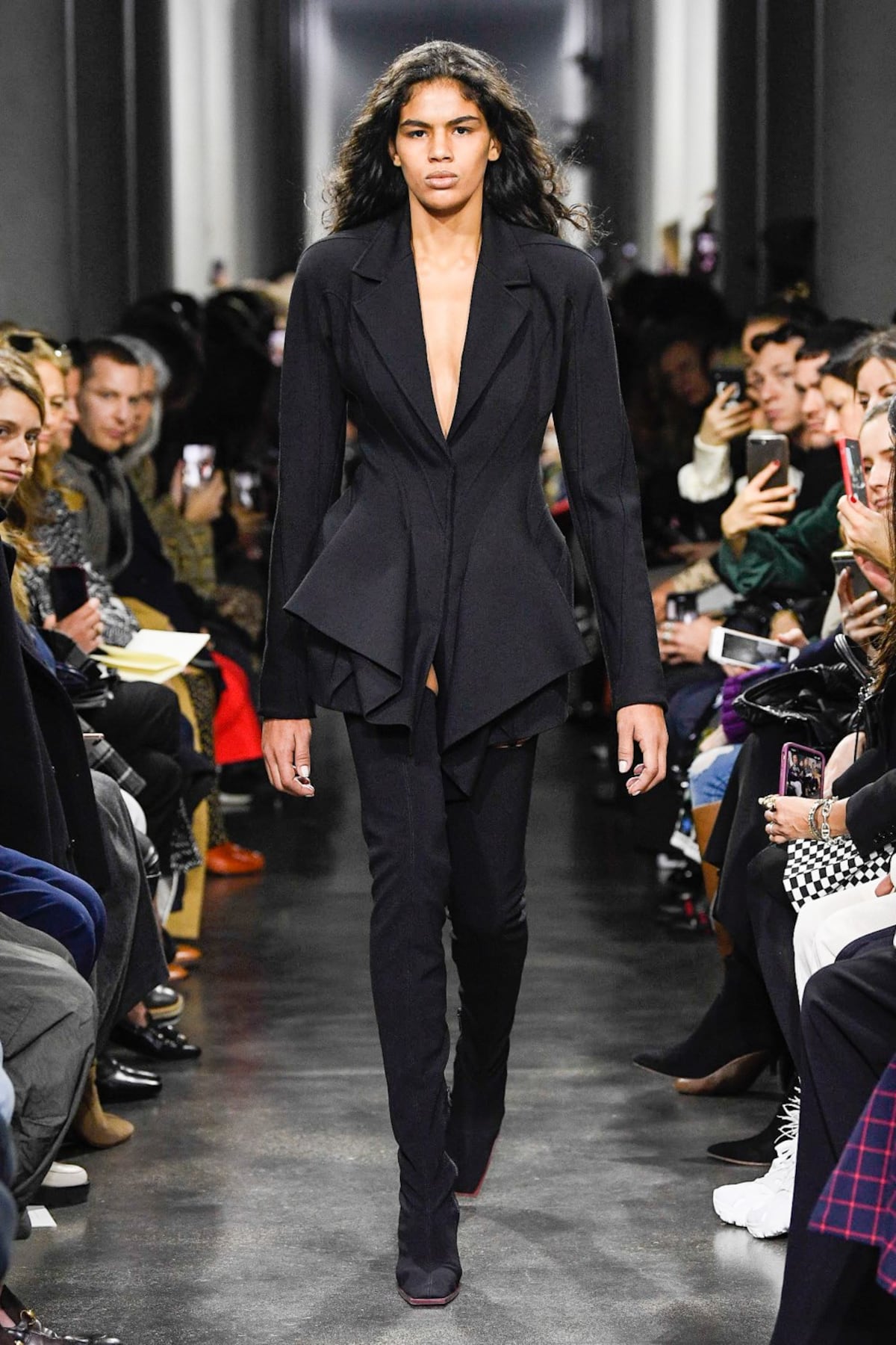 Casey Cadwallader, nuevo director creativo de Mugler, sorprende con una ...