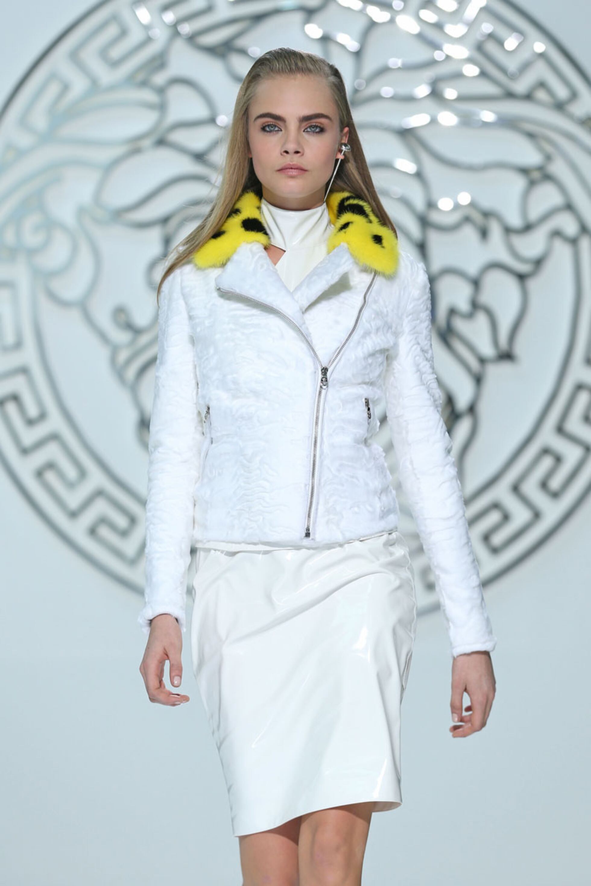 Versace: modelos futuristas y cuellos de espinas | Fotos | Pasarelas de ...