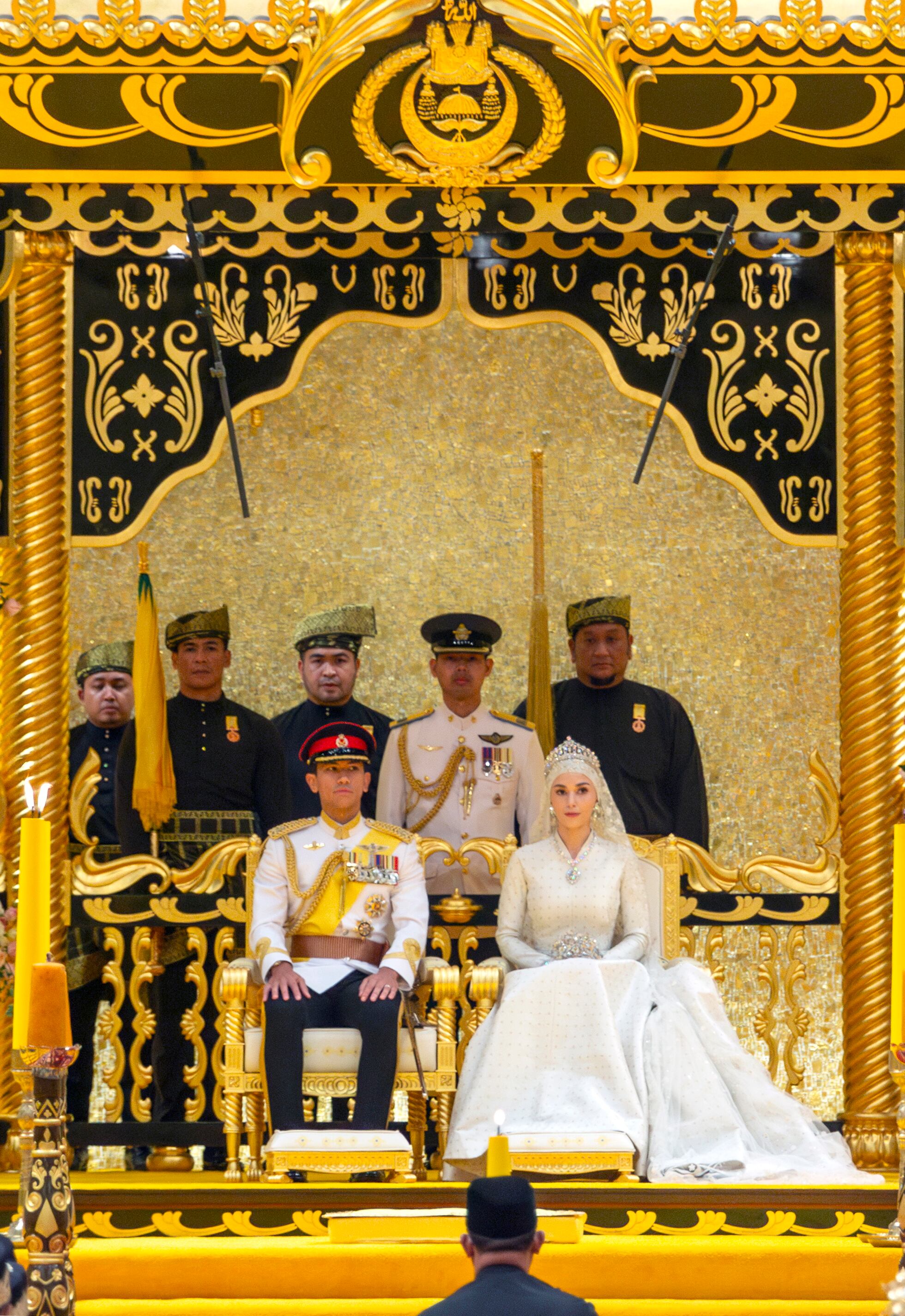 Diez días de ceremonias, diamantes, banquetes y desfiles ...