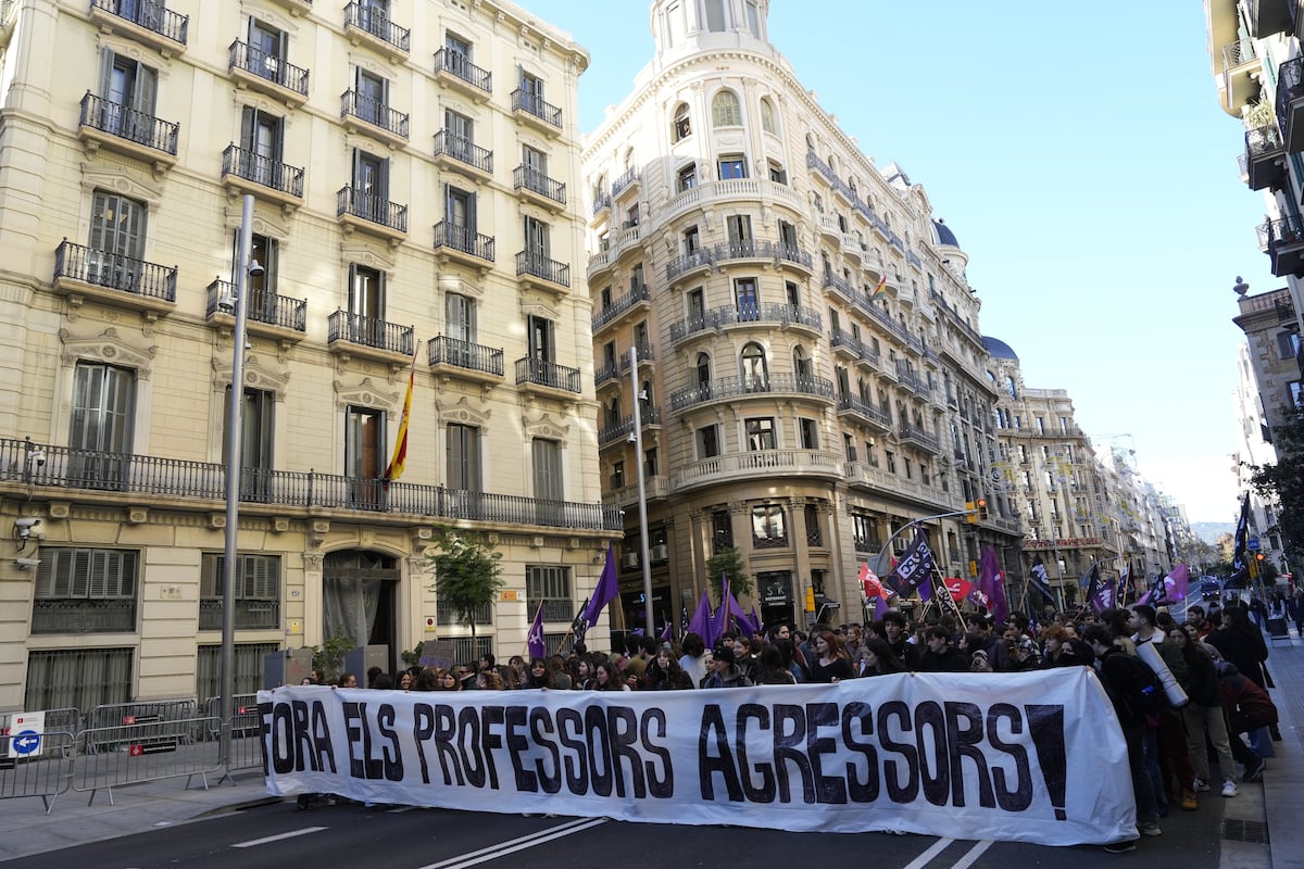 Estudiantes, profesores y personal de la UB piden la dimisión del ...