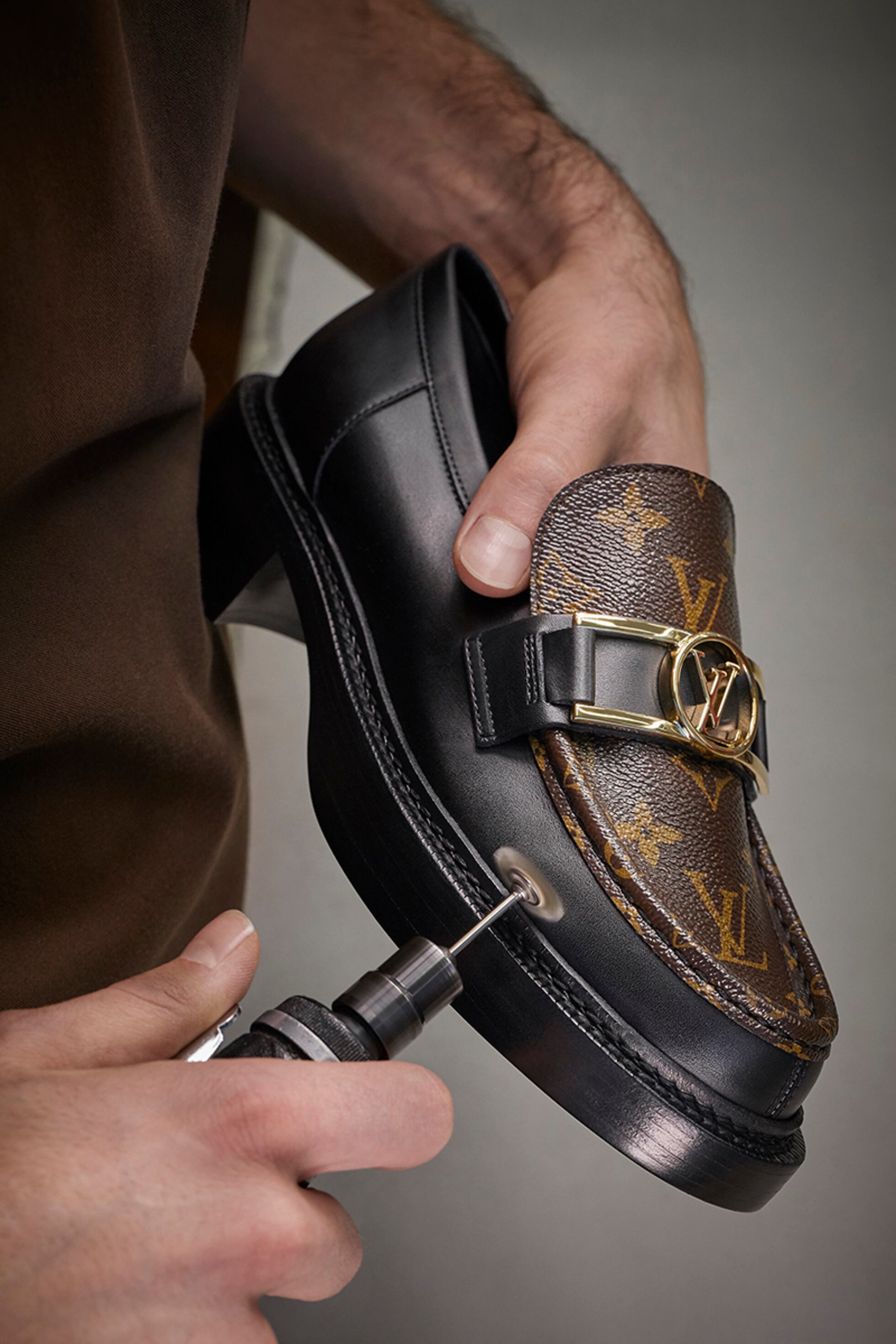 Así se hacen, paso a paso, los nuevos zapatos de Louis Vuitton | Fotos ...