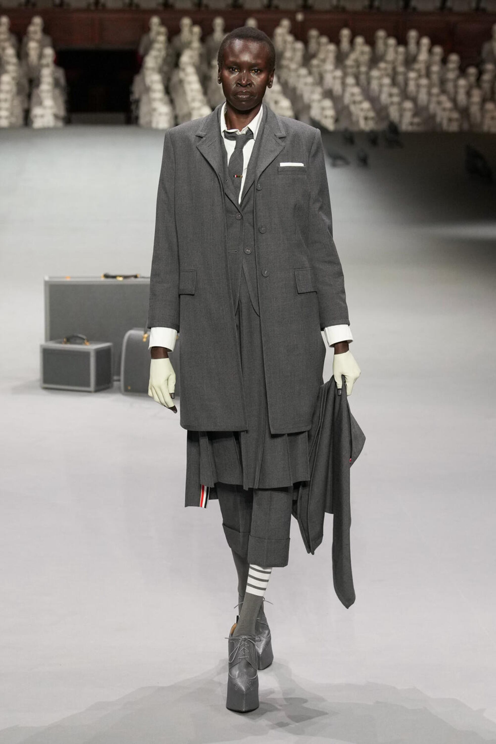 Thom Browne debuta en la alta costura con un homenaje al surrealismo ...