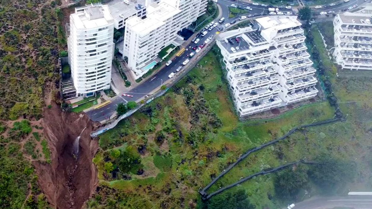 Evacuado por riesgo de derrumbe un edificio construido sobre dunas en el balneario chileno de ...