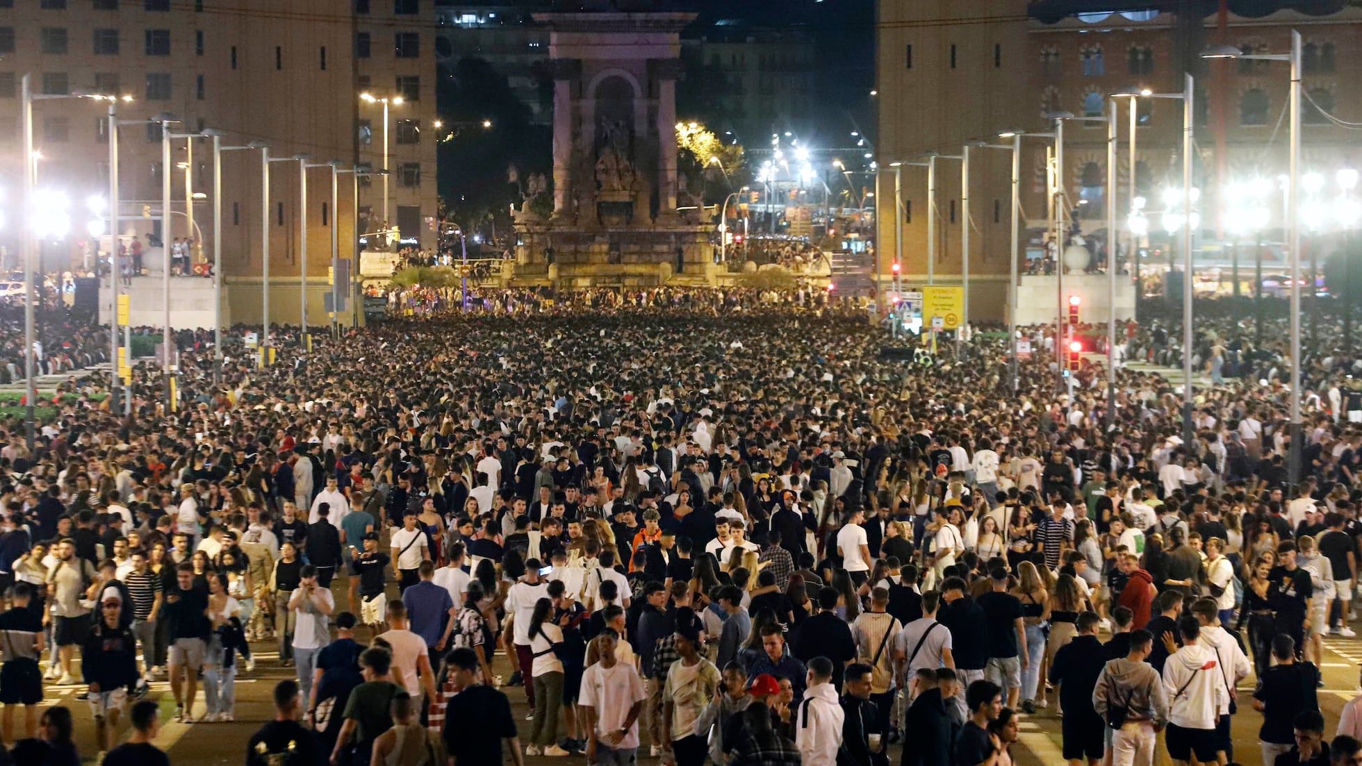 Un segundo macrobotellón con 40.000 personas en la fiesta de Barcelona ...