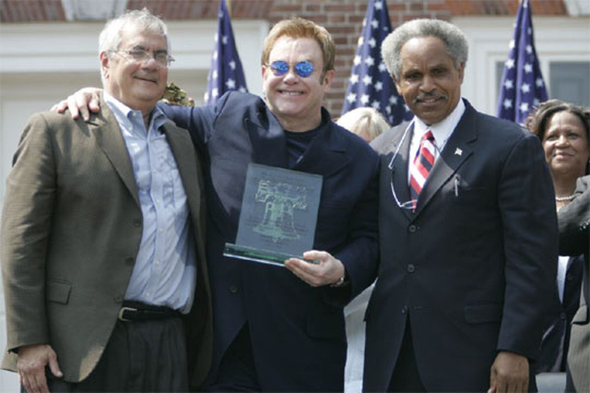 Elton John, el pastor Barney Frank y el alcalde de Filadelfia, John ...