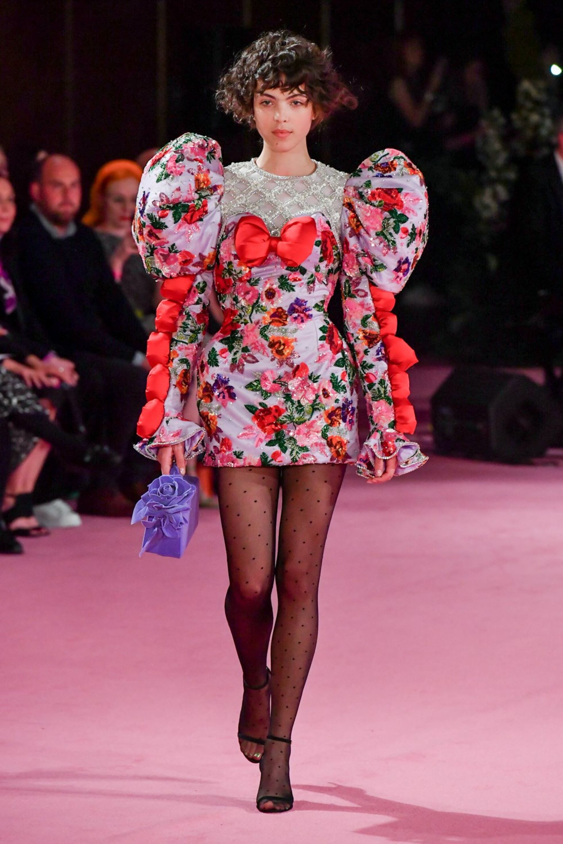 Fantasía y extravagancia en Richard Quinn, el diseñador que conquistó a Isabel II | Fotos ...