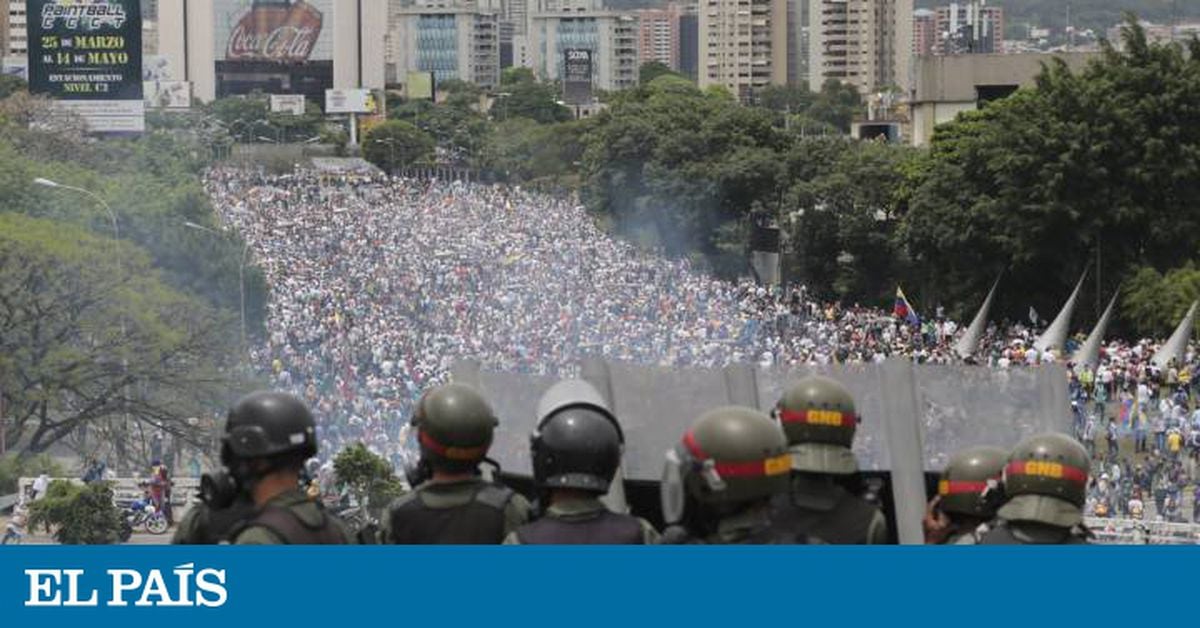 Un vídeo de la destrucción de una estatua de Chávez se hace viral en ...