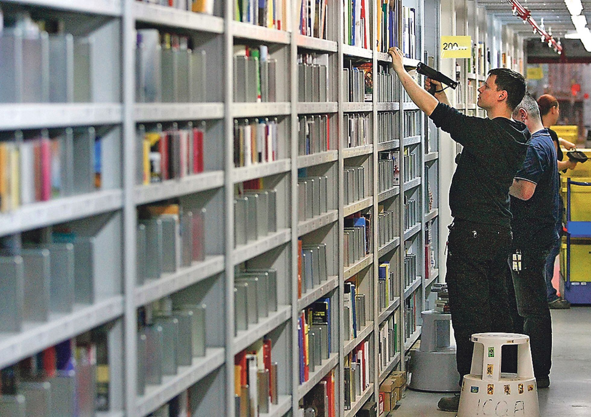 Almacén de la librería virtual de Amazon en Leipzig (Alemania ...