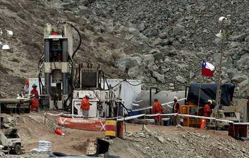 La operación de rescate de los mineros chilenos se reanuda tras un ...