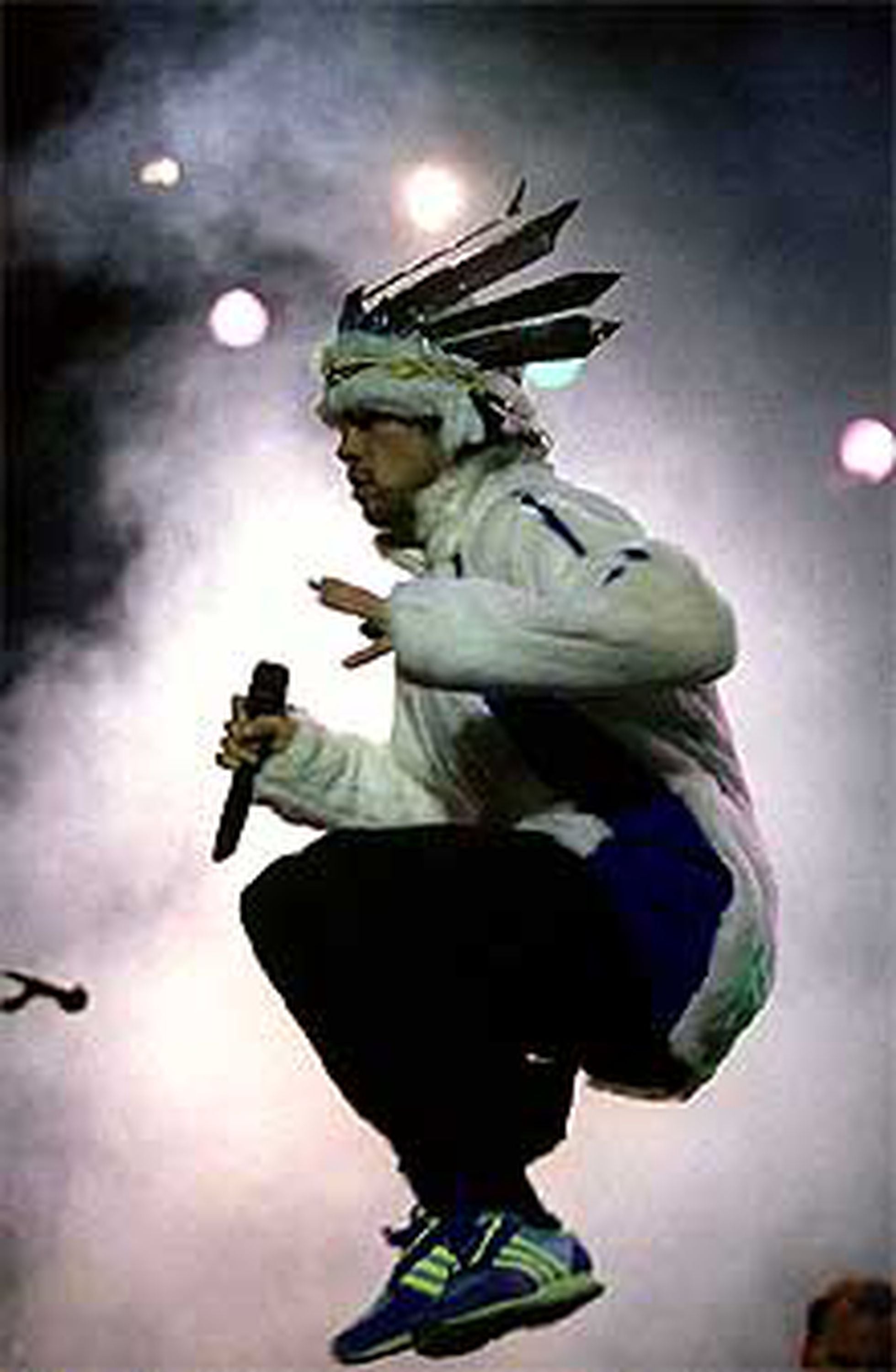 Jason Kay, de Jamiroquai, dando un salto durante su actuación en ...