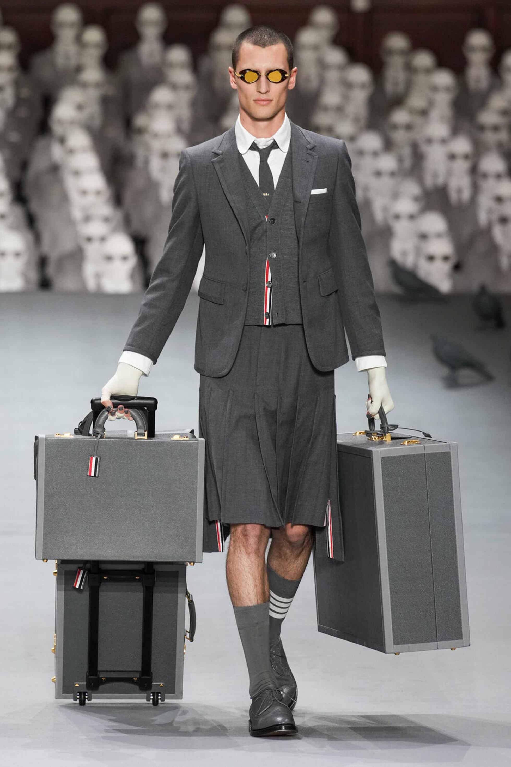 Thom Browne debuta en la alta costura con un homenaje al surrealismo ...