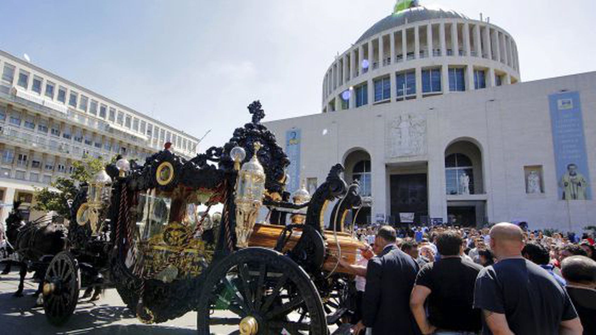 Polémica en Roma por el espectacular funeral de un mafioso ...